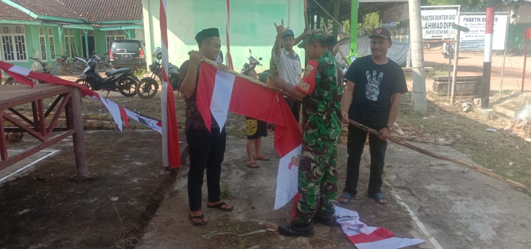 Sambut HUT RI Ke-77, Babinsa Ajak Warga Pasang Bendera Merah Putih | KODIM 0426